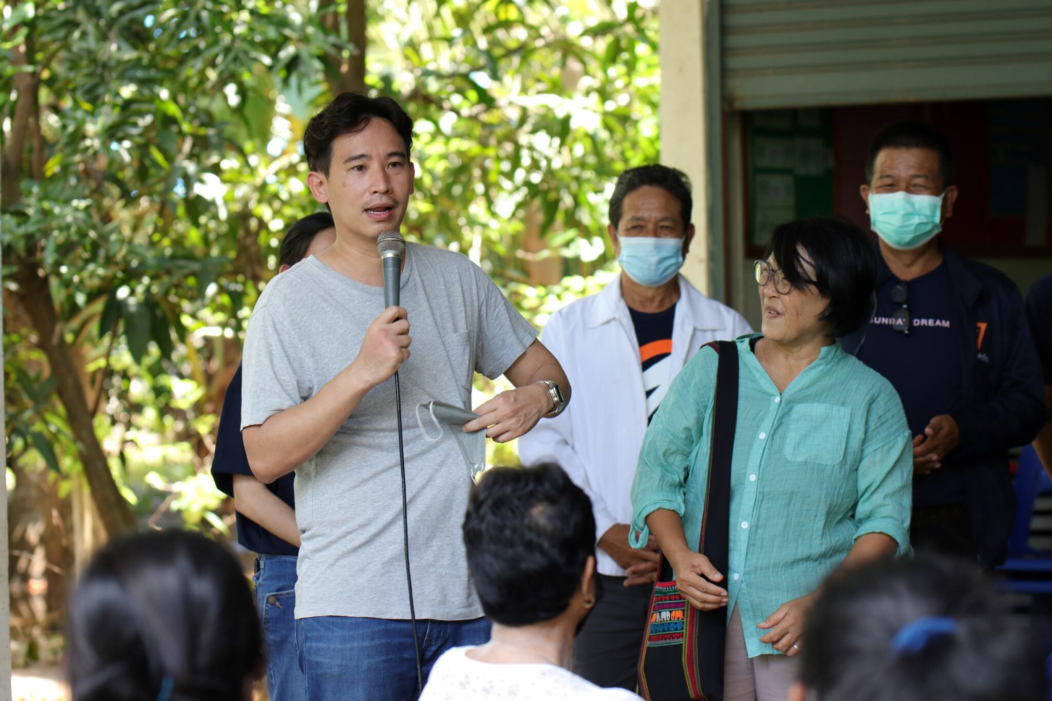 พิธาลุยพื้นที่น้ำท่วมต่อเนื่องชัยภูมิ : "เลิกบริหารแบบหน้าแล้งขนน้ำไปหา ...