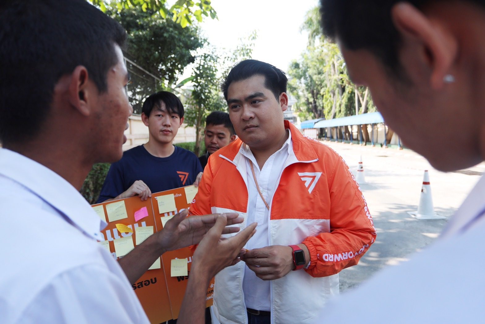 ไอติม-ธนเดช บุกหน้าโรงเรียน ถามความเห็นปฏิรูปการศึกษา เยาวชนให้ความสนใจปฏิวัติการศึกษา เปิด ...
